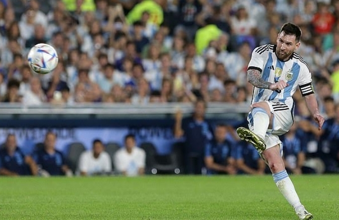 Lionel Messi Hits 800th Career Goal With Crazy Freekick! (Video ...
