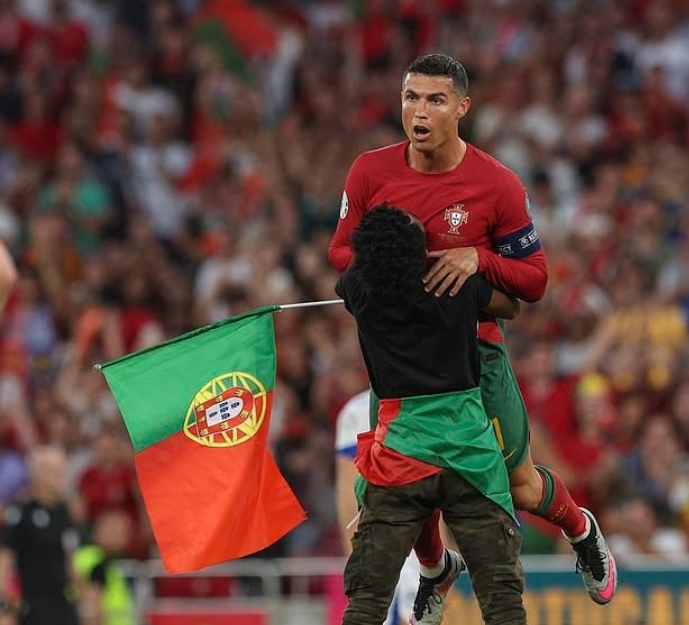 Pitch Invader Lifts Cristiano Ronaldo, Does Siuu Celebration! (VIDEO ...