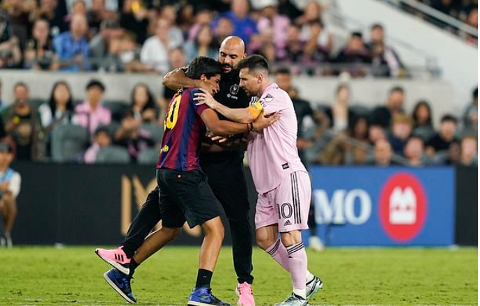 WATCH: Lionel Messi's Bodyguard BUNDLES Pitch Invader in Los Angeles ...