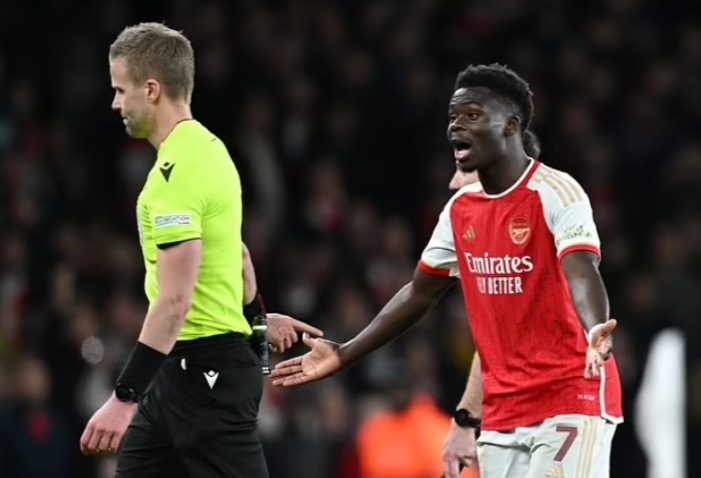 Bukayo Saka Clashes With Referee After Being Denied Late Spot-kick in 2 ...